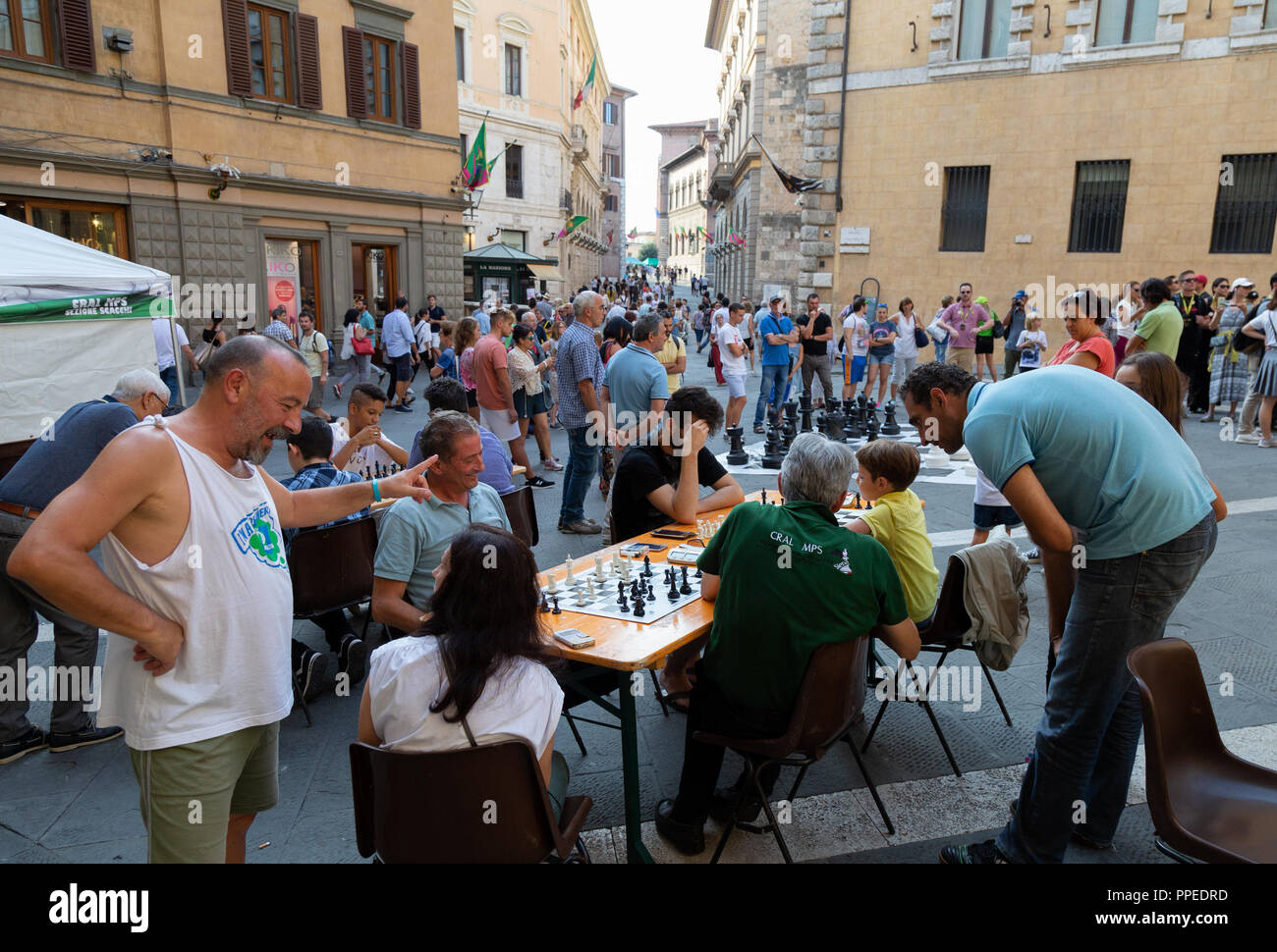Playing chess outdoors hi-res stock photography and images - Alamy