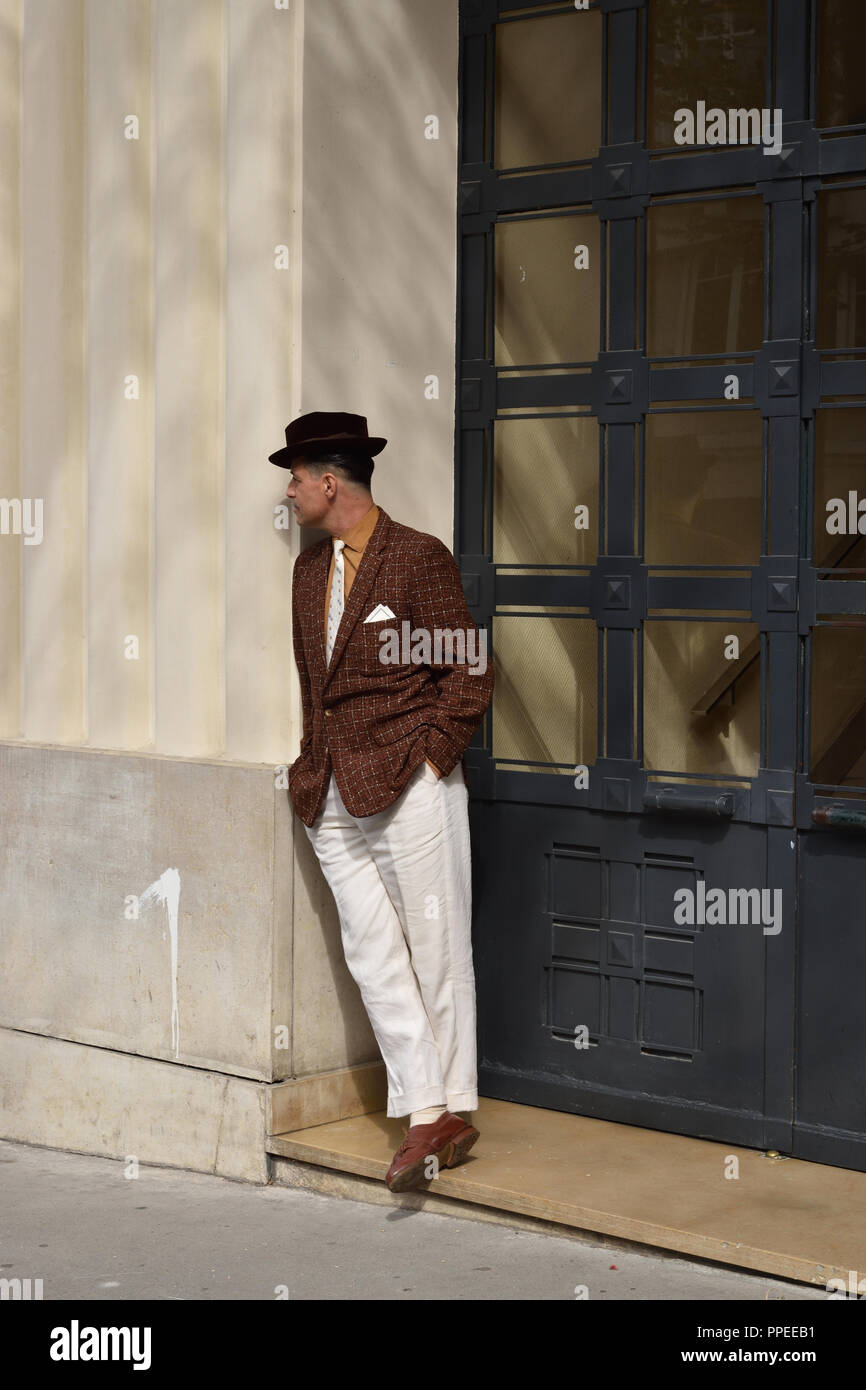 Waiting pose hi-res stock photography and images - Alamy