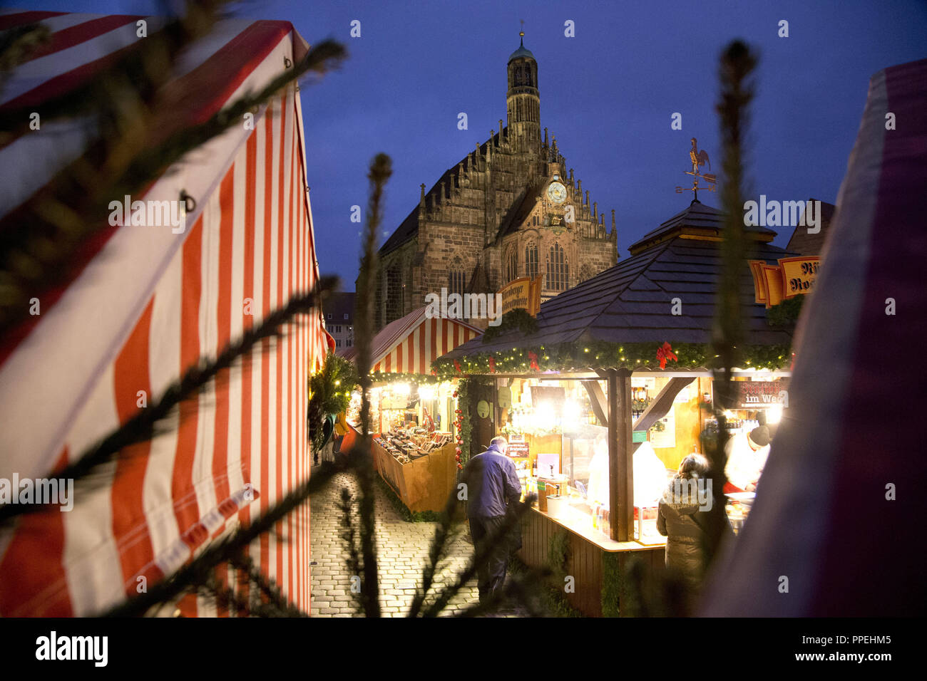 Sales booths before the Frauenkirche in Nuremberg Stock Photo - Alamy