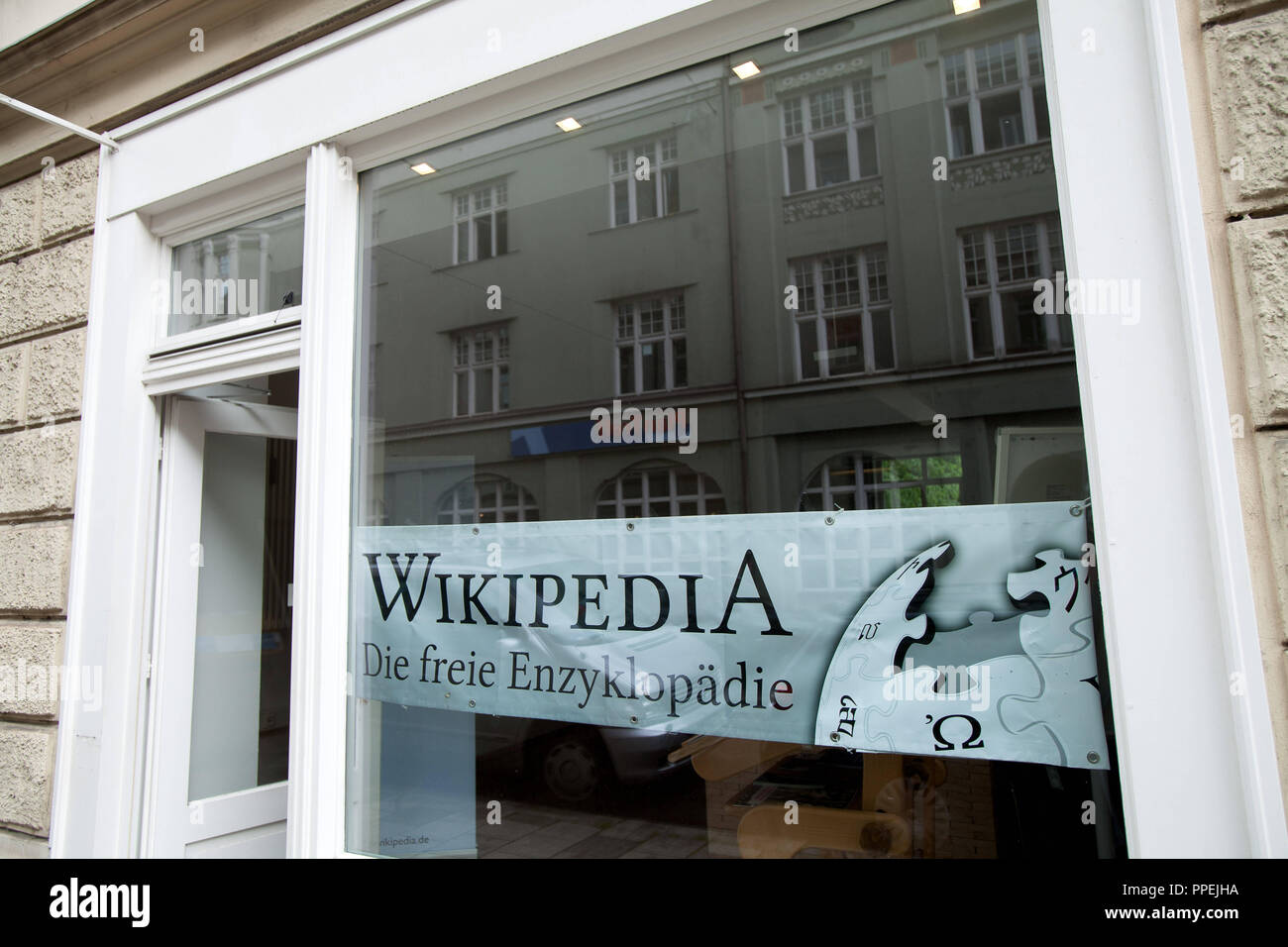 Wikipedia encyclopedia hi-res stock photography and images - Alamy