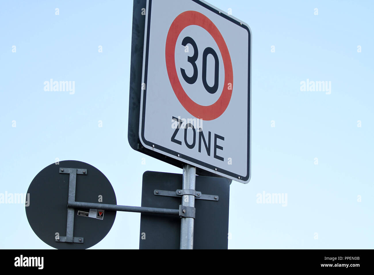 30 kph sign hi-res stock photography and images - Alamy