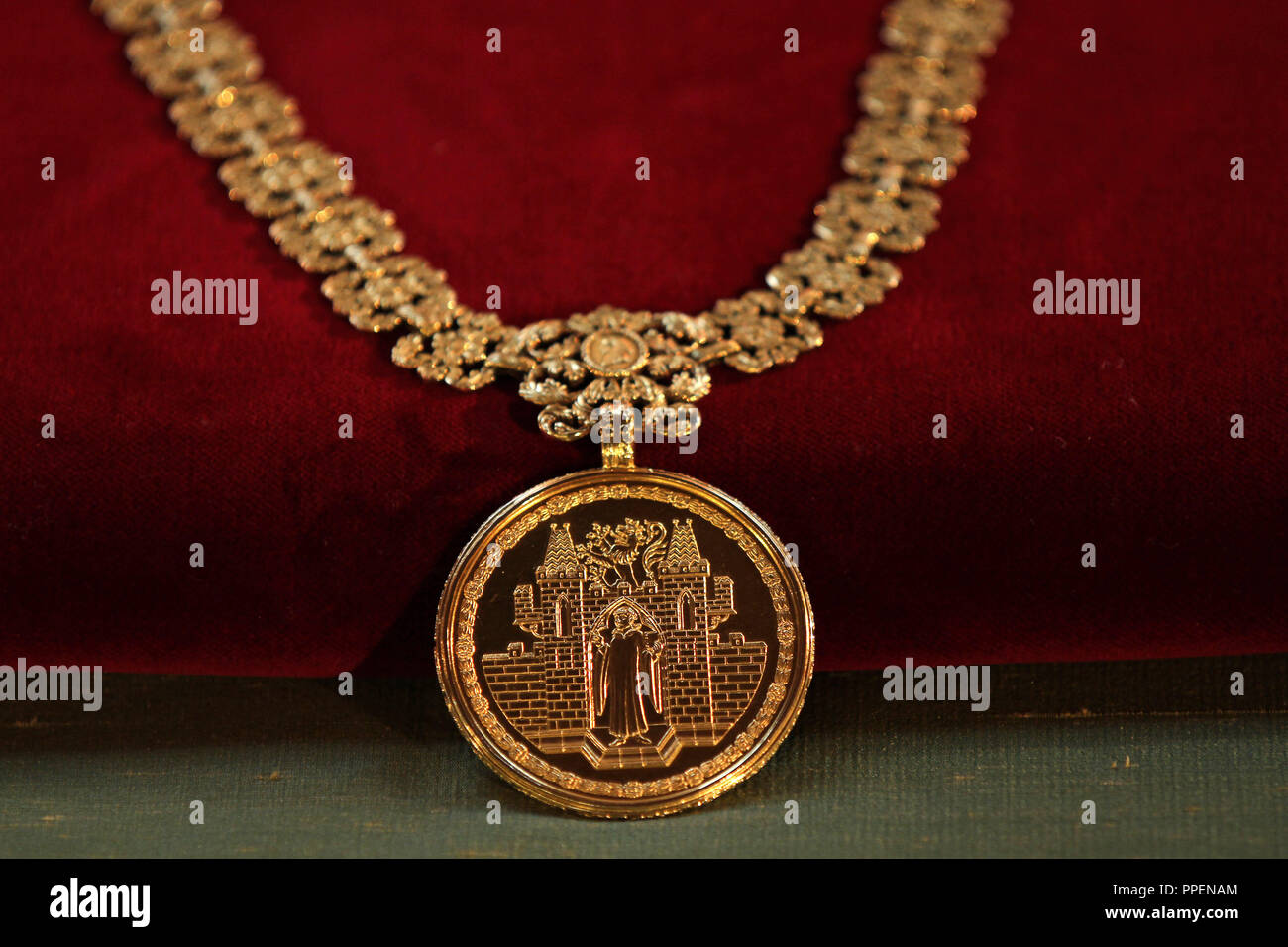 Mayor chain of office hi-res stock photography and images - Alamy