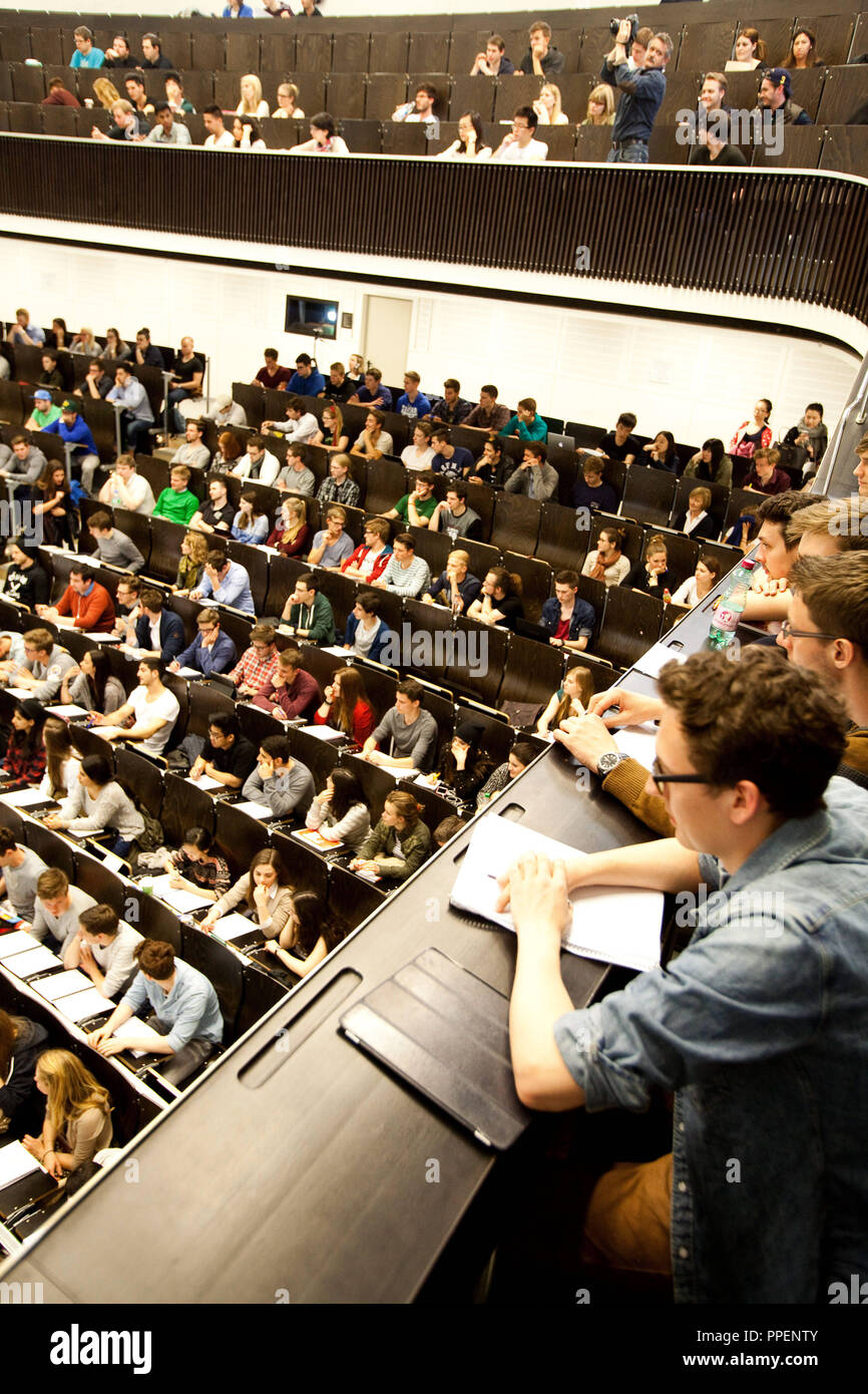 First-year students in Economics (VWL) during a 'Microeconomics I ...