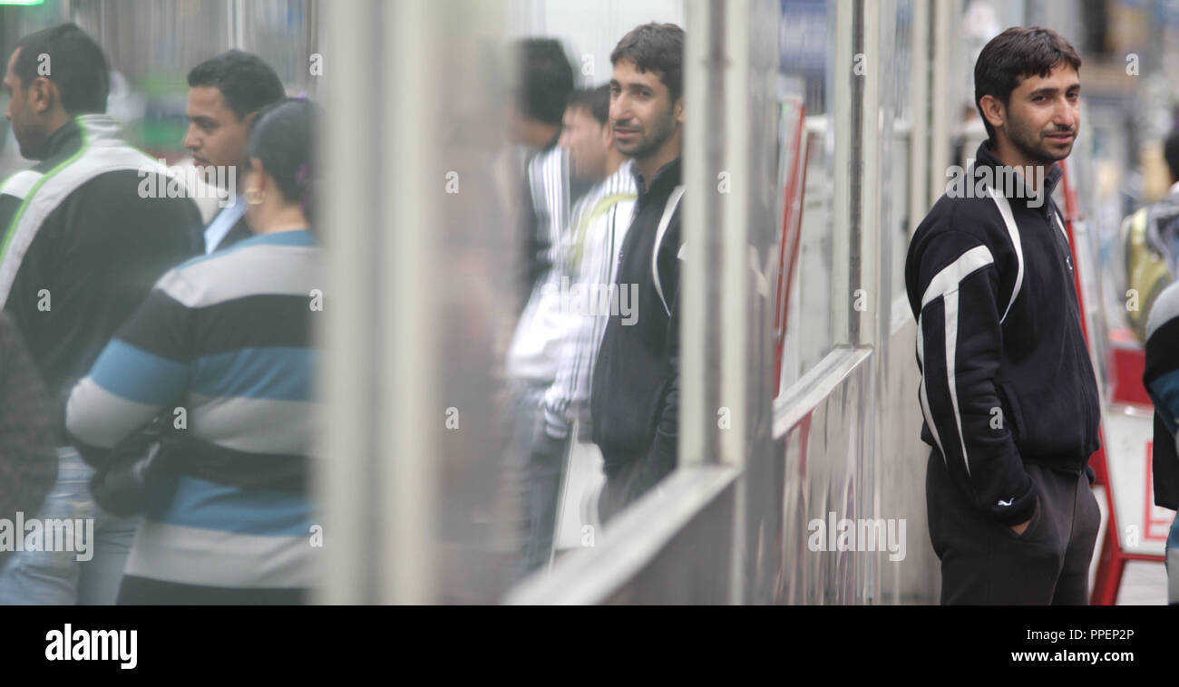 Day and laborers and waiting hi-res stock photography and images - Alamy