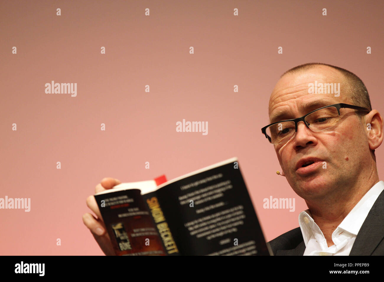 The English author Simon Beckett presents his new book 'Stone Bruises ...