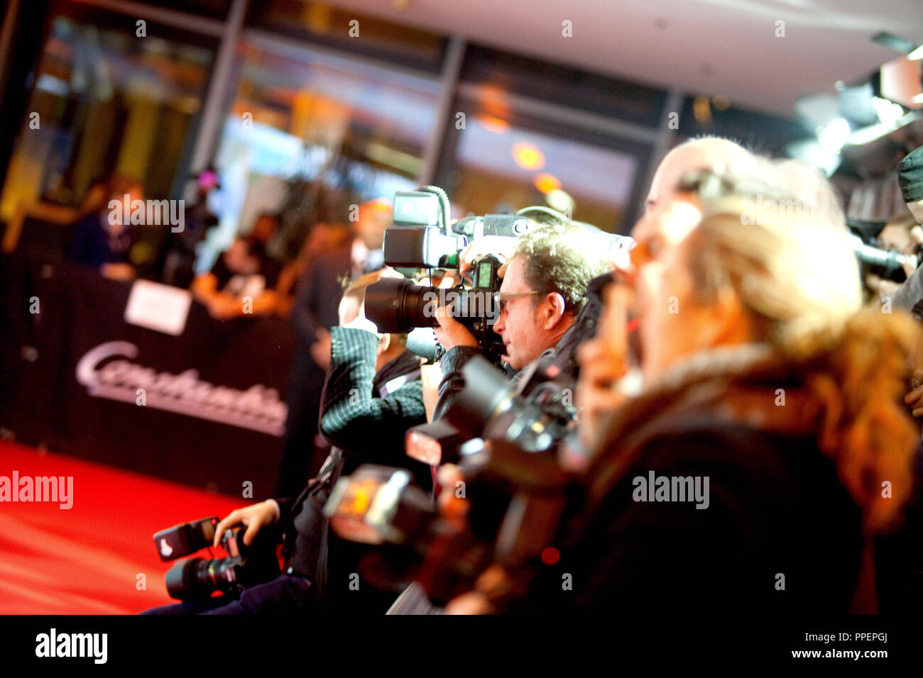 Photographers on the red carpet at the premiere of the movie 'Alles ...