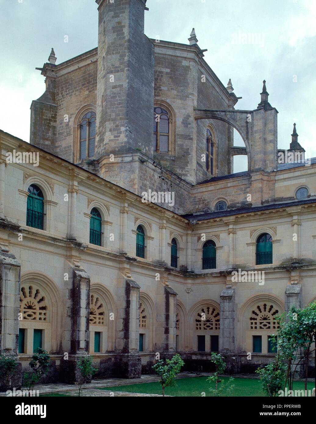 CLAUSTRO INTERIOR- EL PISO INFERIOR REALIZADO EN EL SIGLO XVI Y EL ...