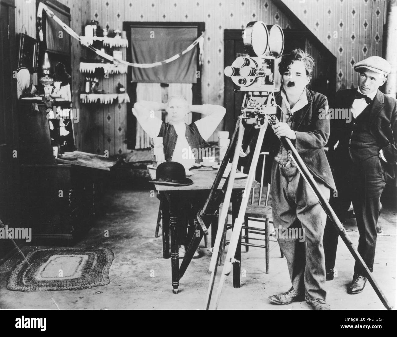 CHARLES CHAPLIN DIRECTOR DE CINE Y ACTOR INGLES RODANDO UNA PELICULA ...