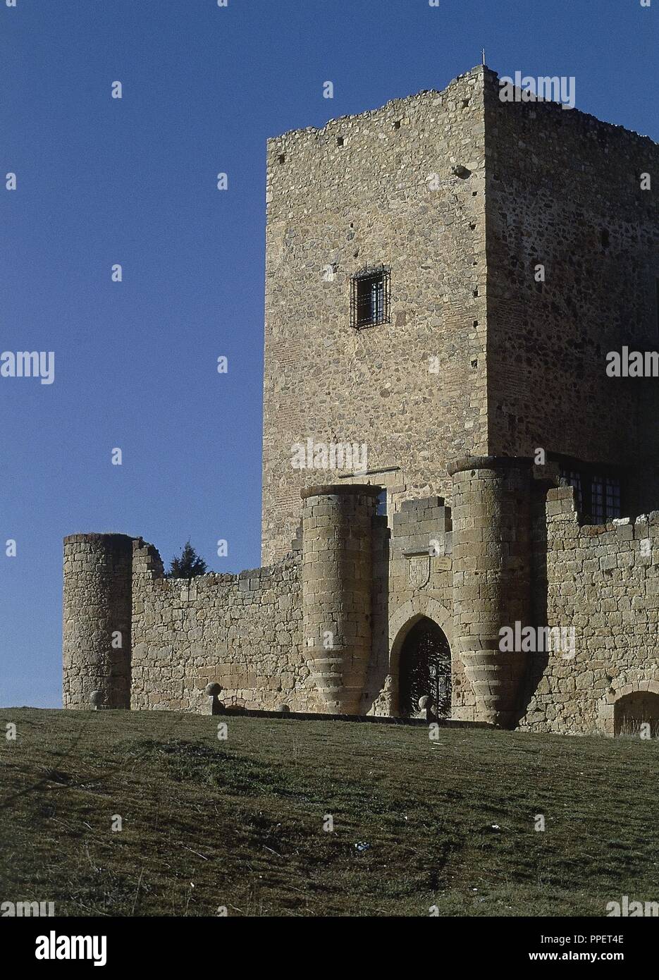 FACHADA PRINCIPAL DEL CASTILLO DE PEDRAZA - PUERTA Y GARITONES - SIGLO ...