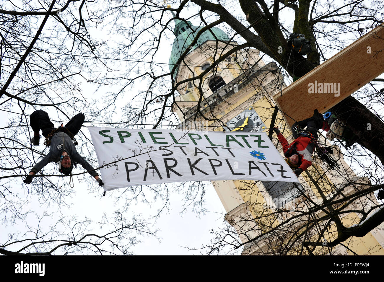 Environmental tree sitting protest hi-res stock photography and images ...