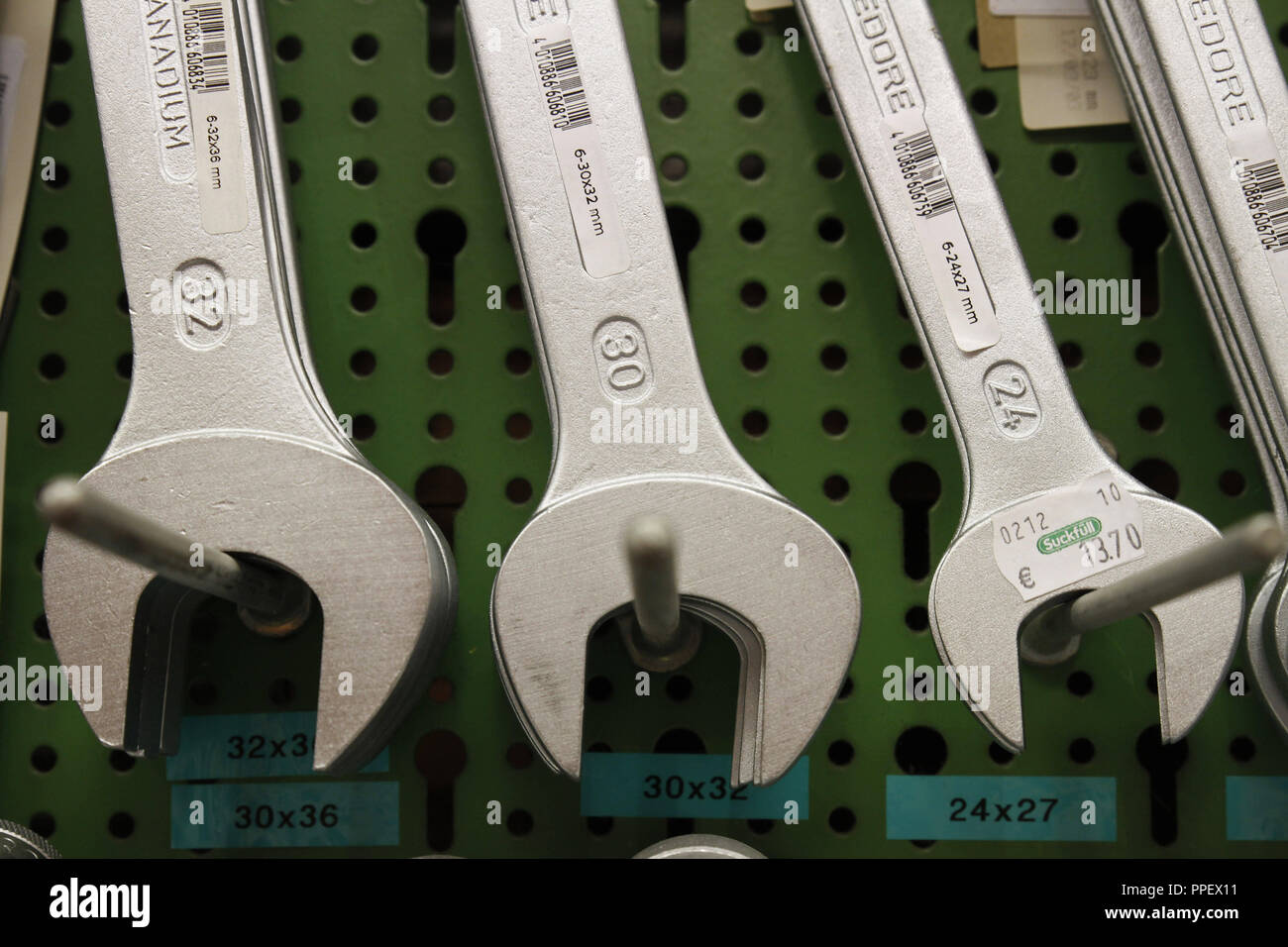 Hardware enthusiasts hi-res stock photography and images - Alamy Hardware enthusiasts hi-res stock photography and images - Alamy