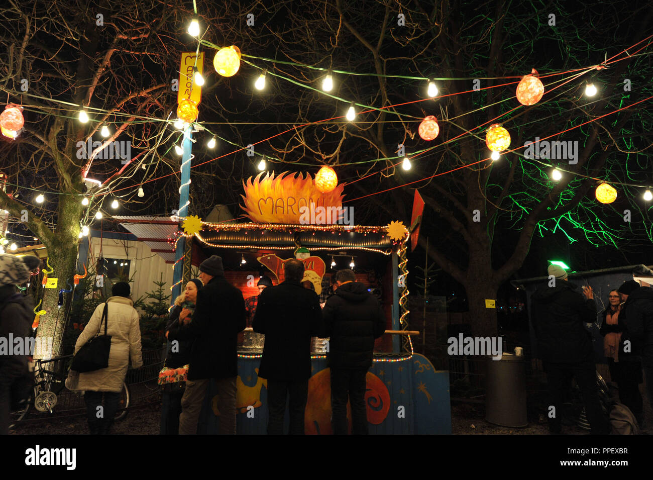 Chestnut stand at the Schwabing Christmas Market at Muenchner Freiheit ...