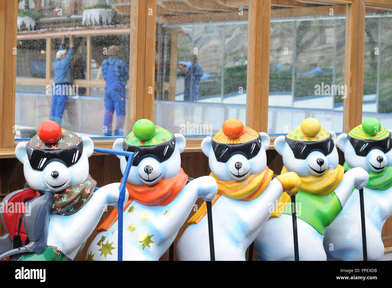 Construction of the "Eiszauber" (Ice Magic) at Stachus. Polar bears ...