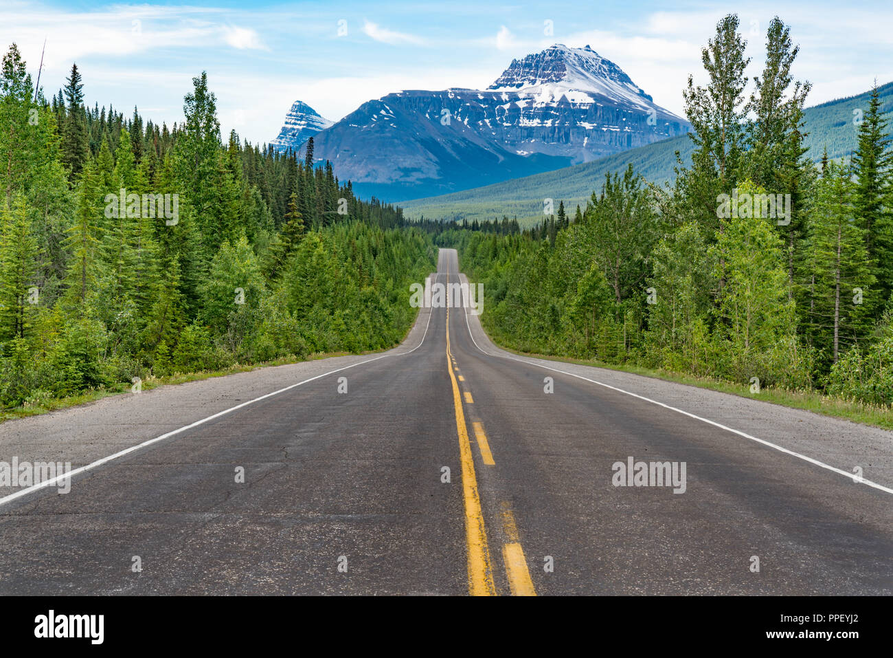 Canada Route 93 on the Icefields Parkway in Banff National Park ...