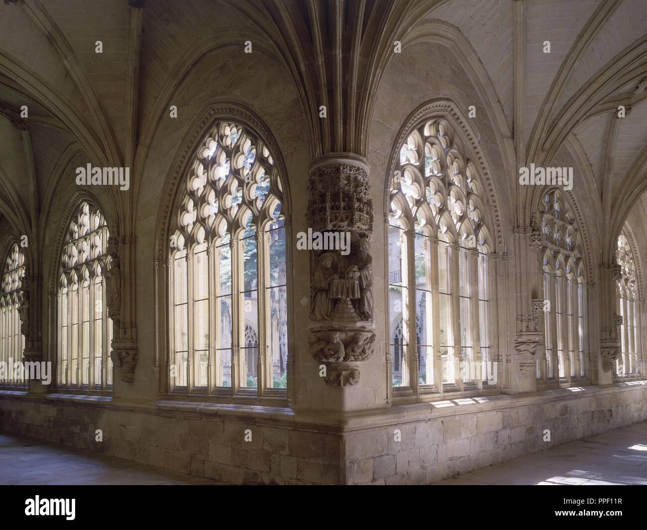 INTERIOR - CLAUSTRO DE DOBLE GALERIA - VENTANALES GOTICOS - SIGLO XVI ...