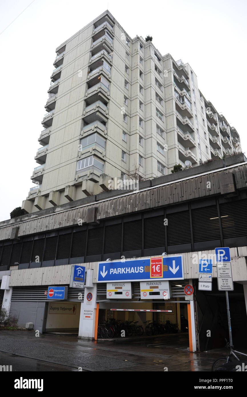 Entrance of the vacant parking garage on the Theresienhöhe in Munich ...