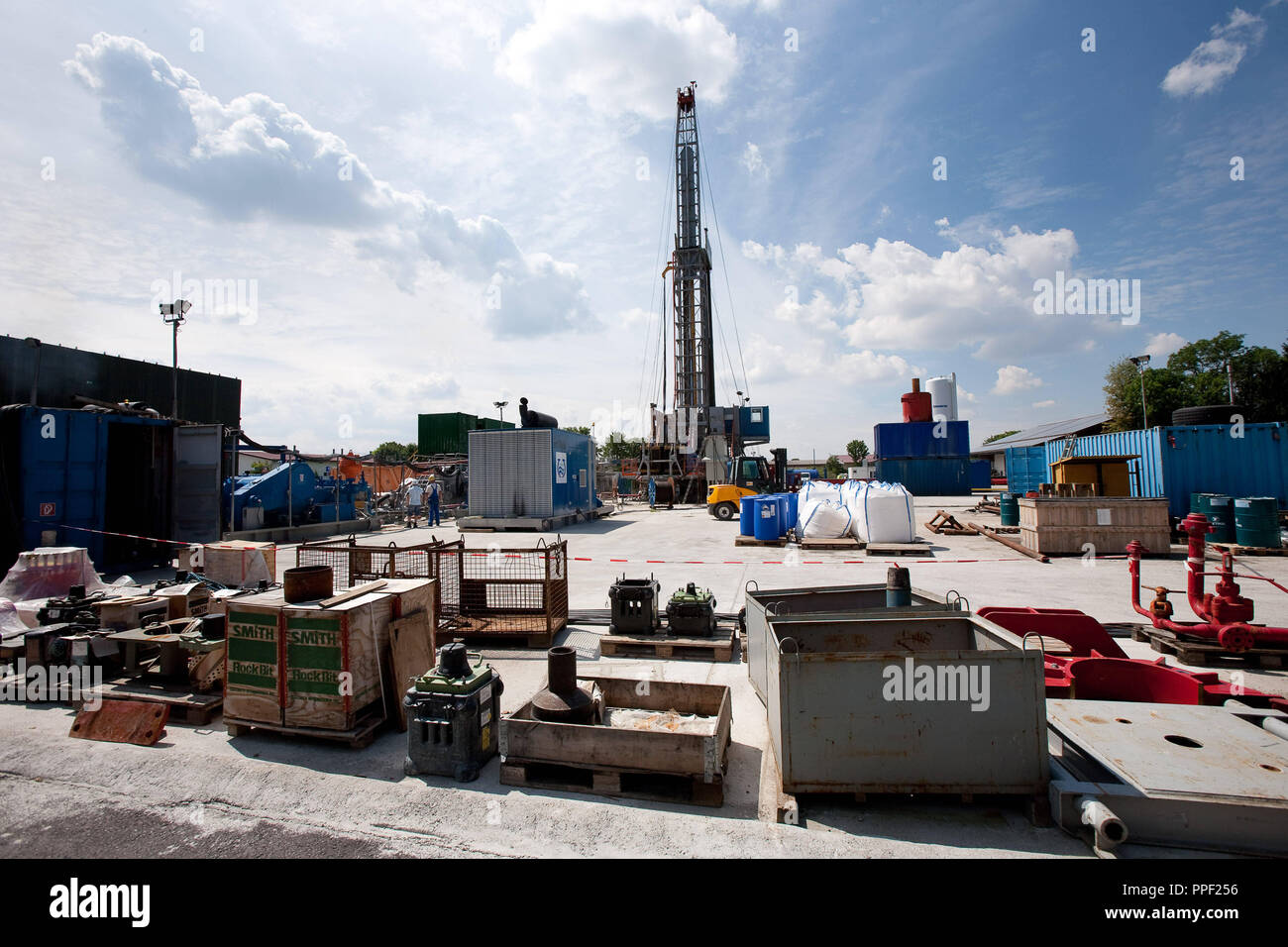 Construction site of the Ismaninger Geothermal deep drill, Ismaning ...