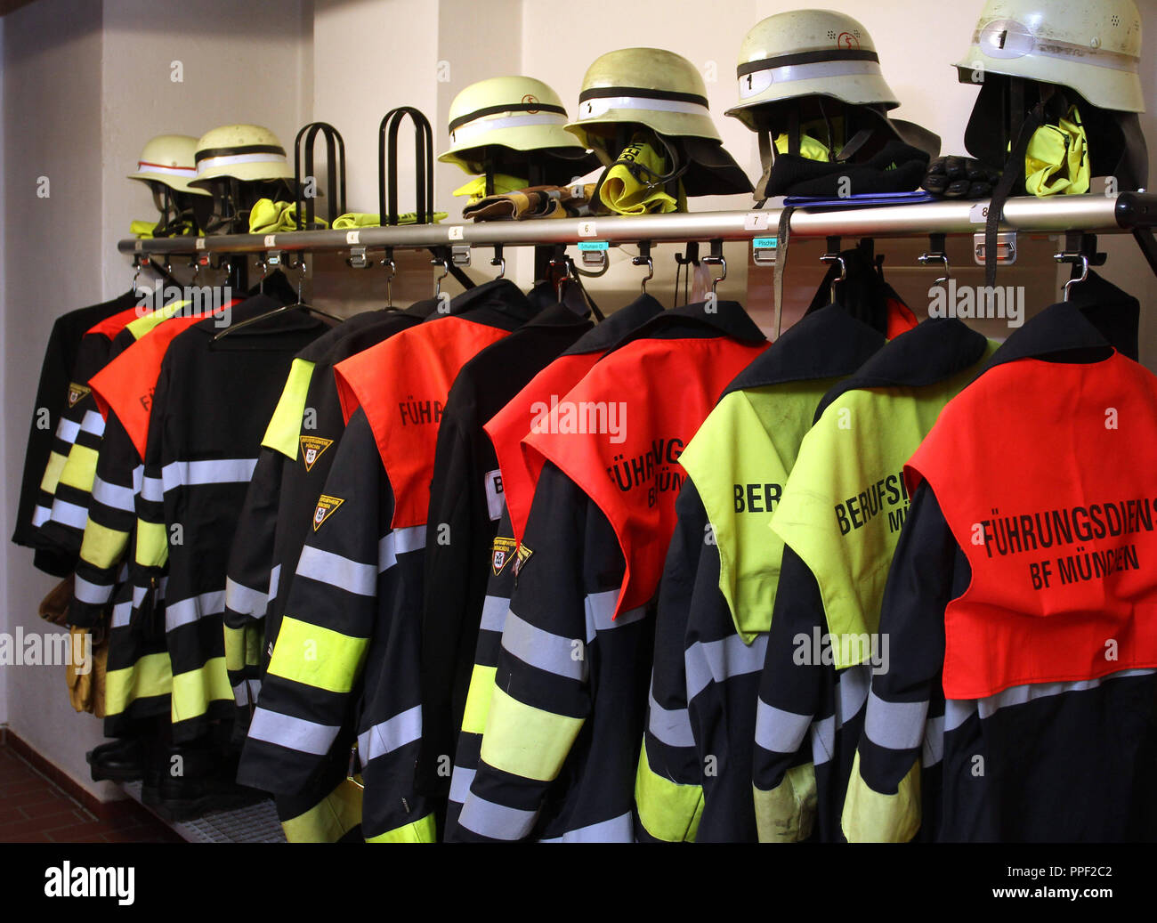 Fire proximity suit hi-res stock photography and images - Alamy