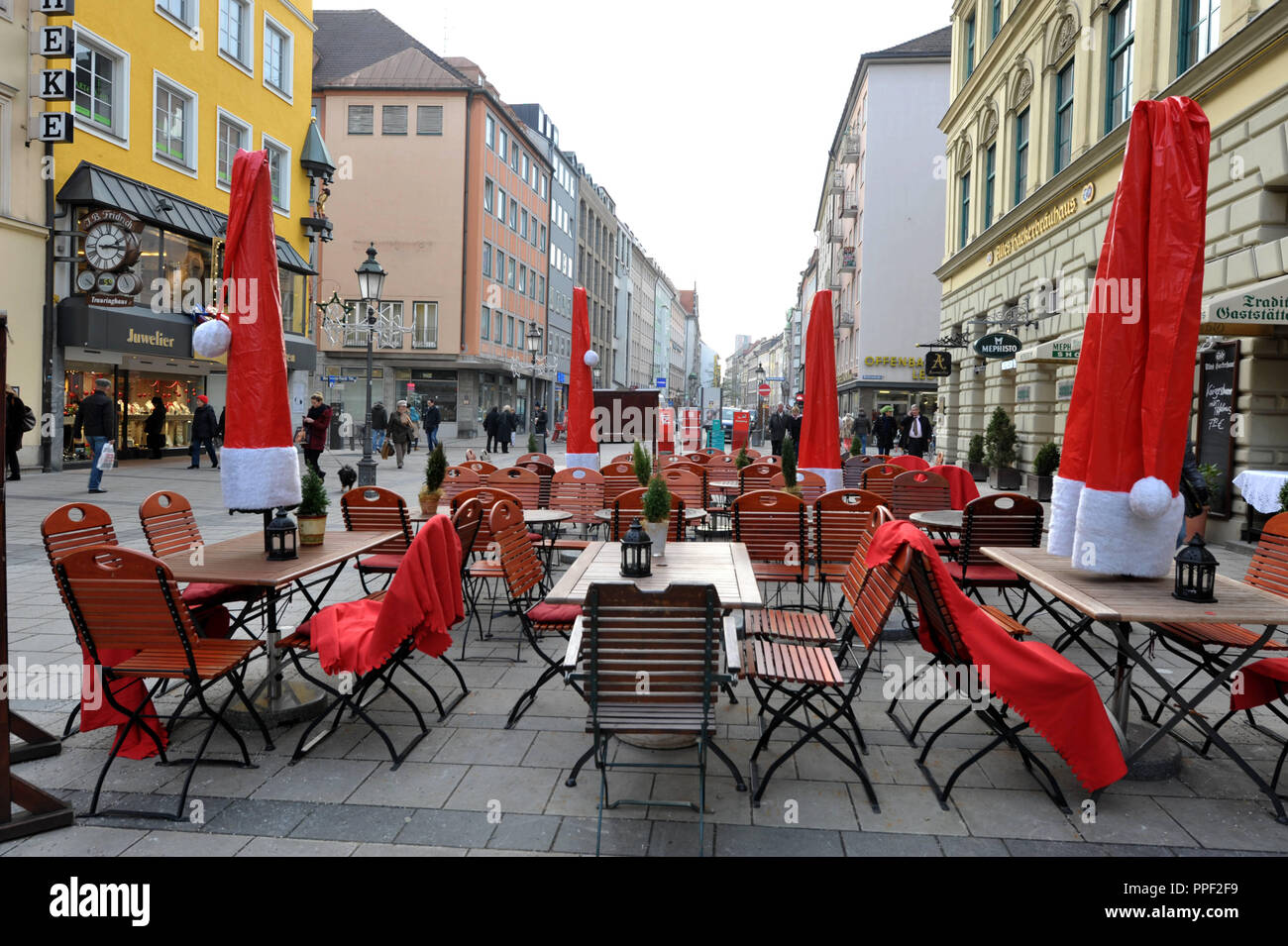 Tables and chairs in front of the restaurant Hackerhaus in the ...