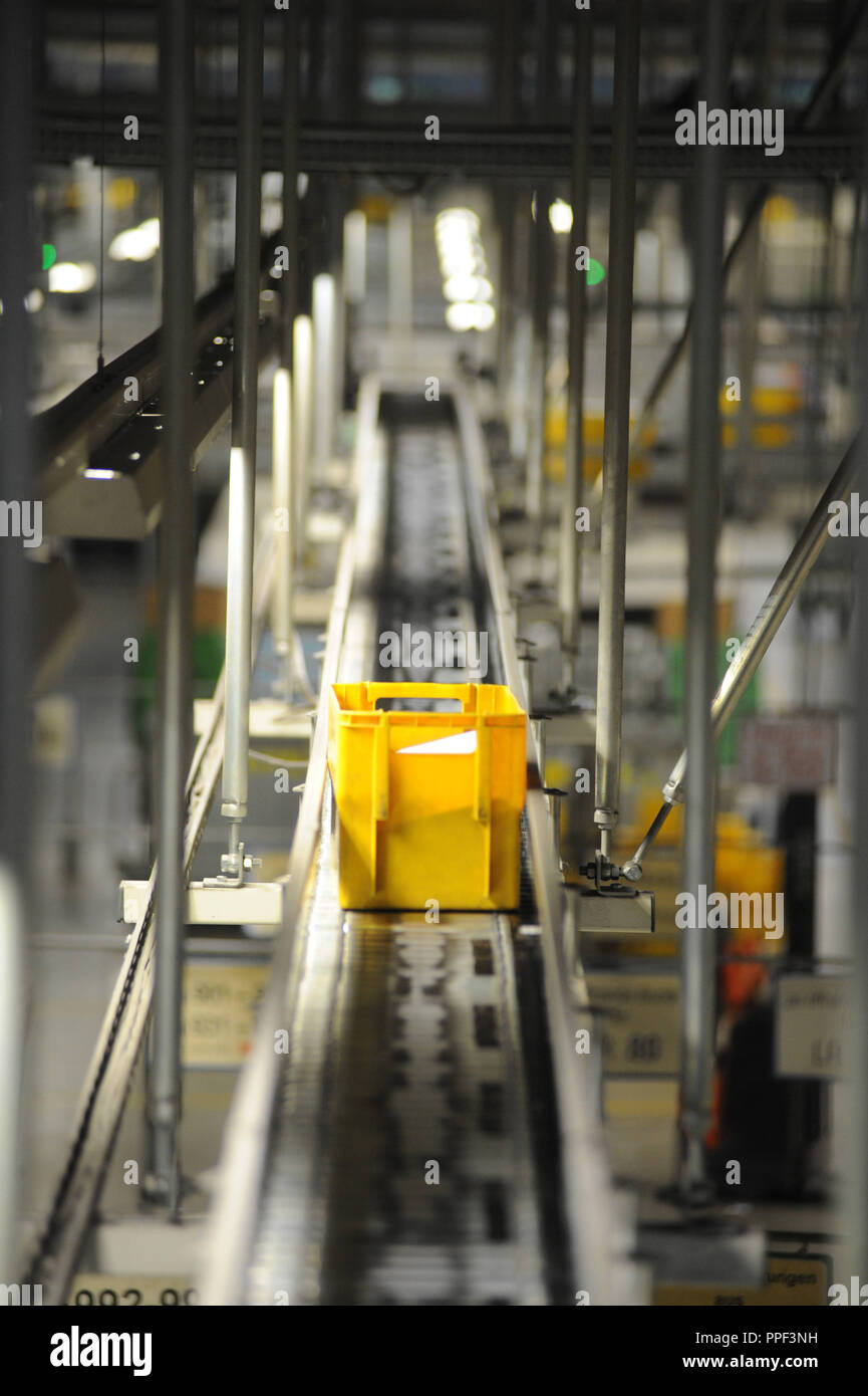 Distribution center belt hi-res stock photography and images - Alamy