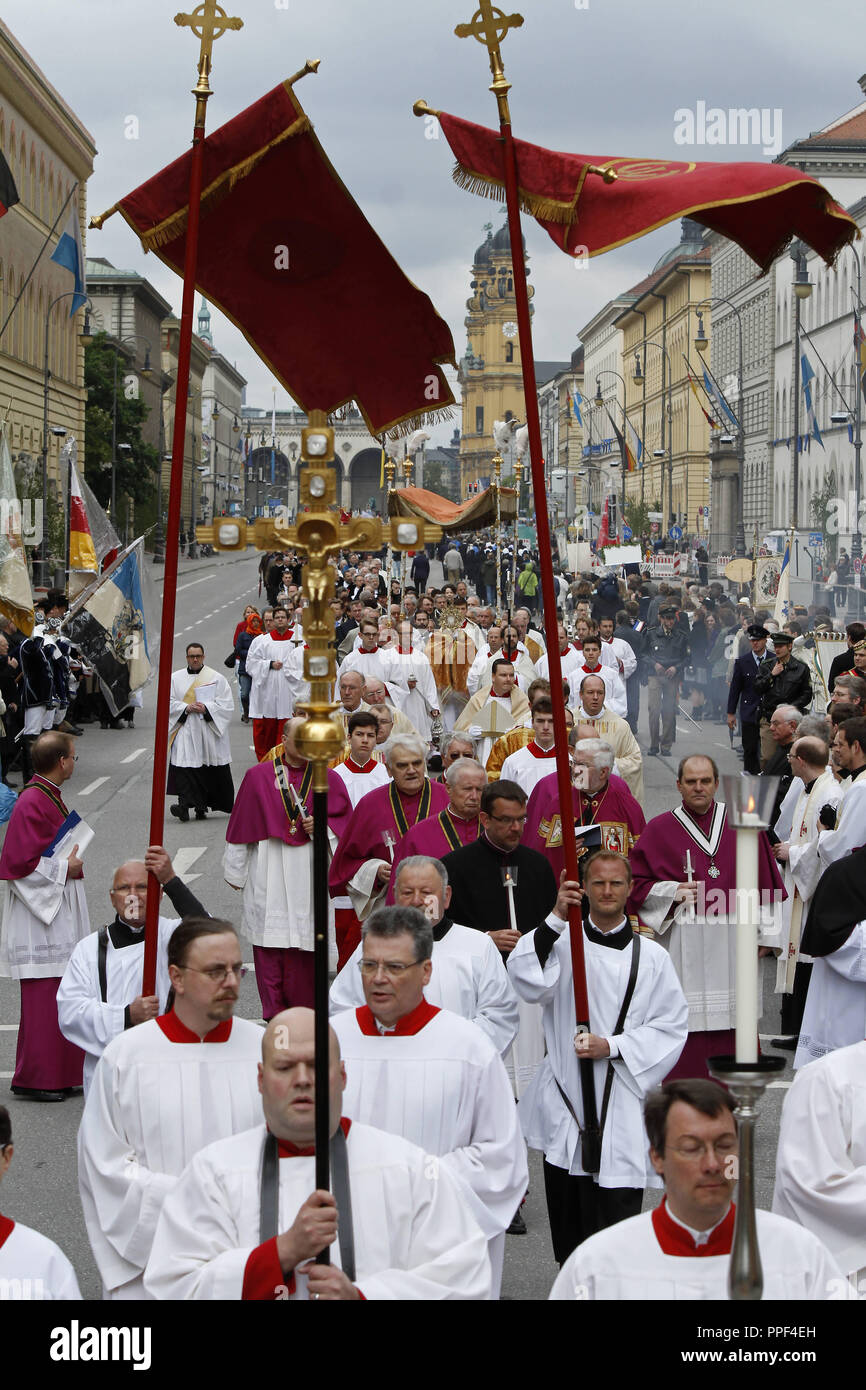 Priests in the Corpus Christi procession in the center of Munich Stock ...