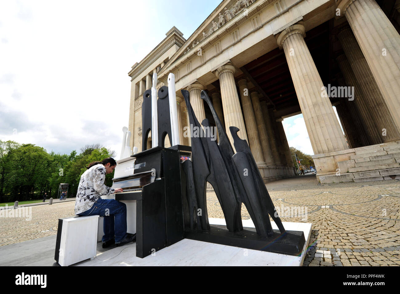 Street piano hi-res stock photography and images - Alamy