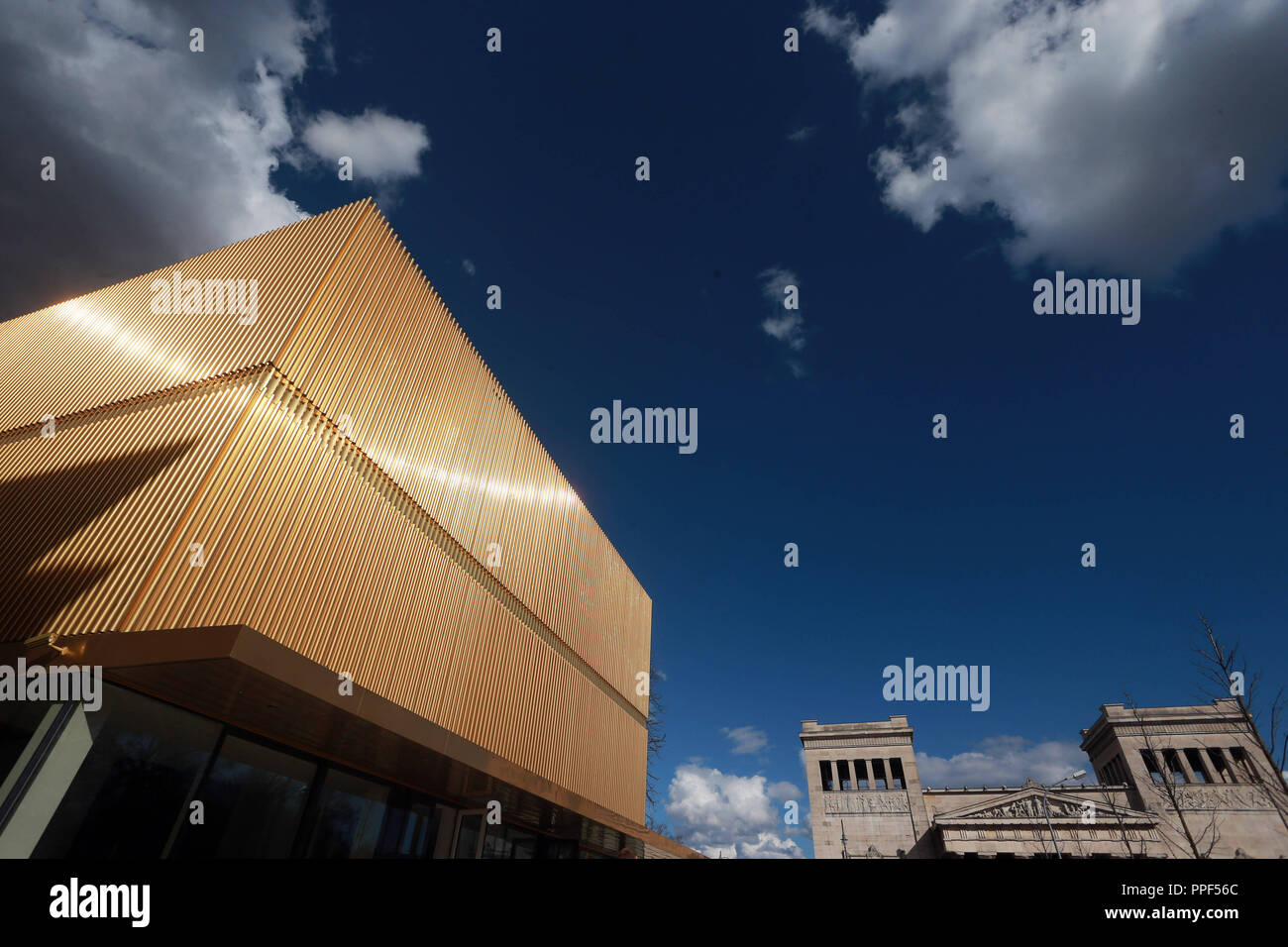 The sparkling gold facade of the extension building of the Lenbachhaus ...