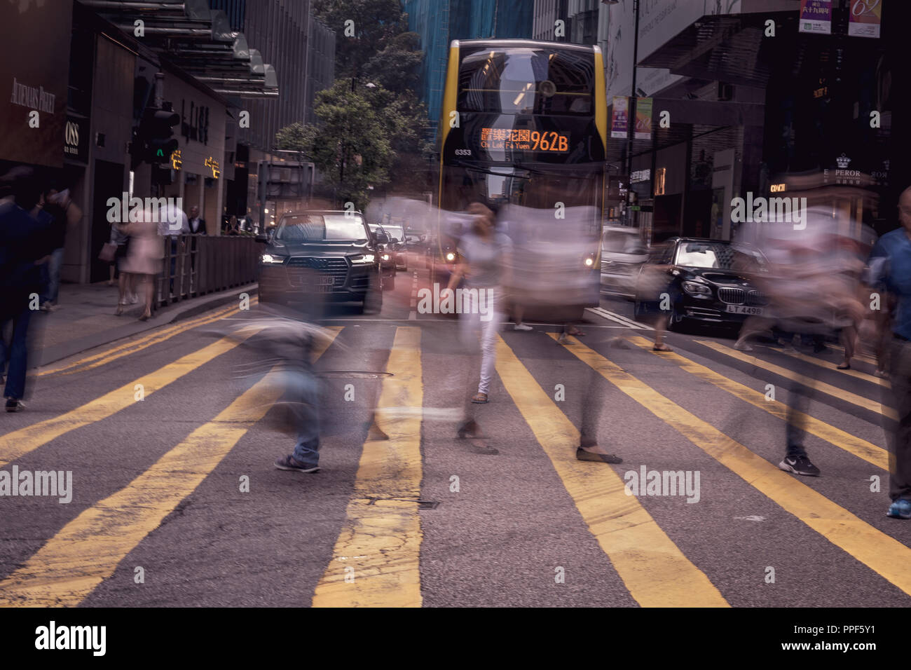 Pedestrians crossing the busy street on Hong Kong Stock Photo - Alamy