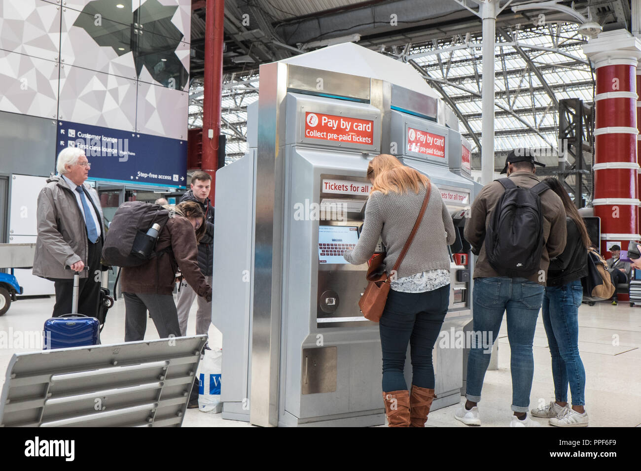 Train ticket uk self service hi-res stock photography and images - Alamy