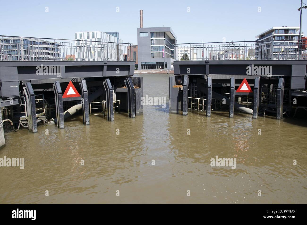 The New Port Lock in Bremerhaven can use sailing and motor yachts ...