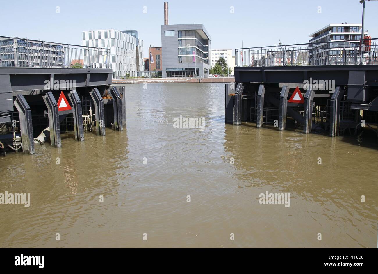 The New Port Lock in Bremerhaven can use sailing and motor yachts ...