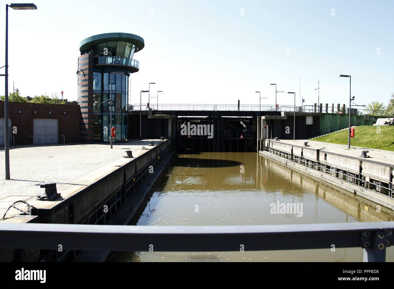 The New Port Lock in Bremerhaven can use sailing and motor yachts ...