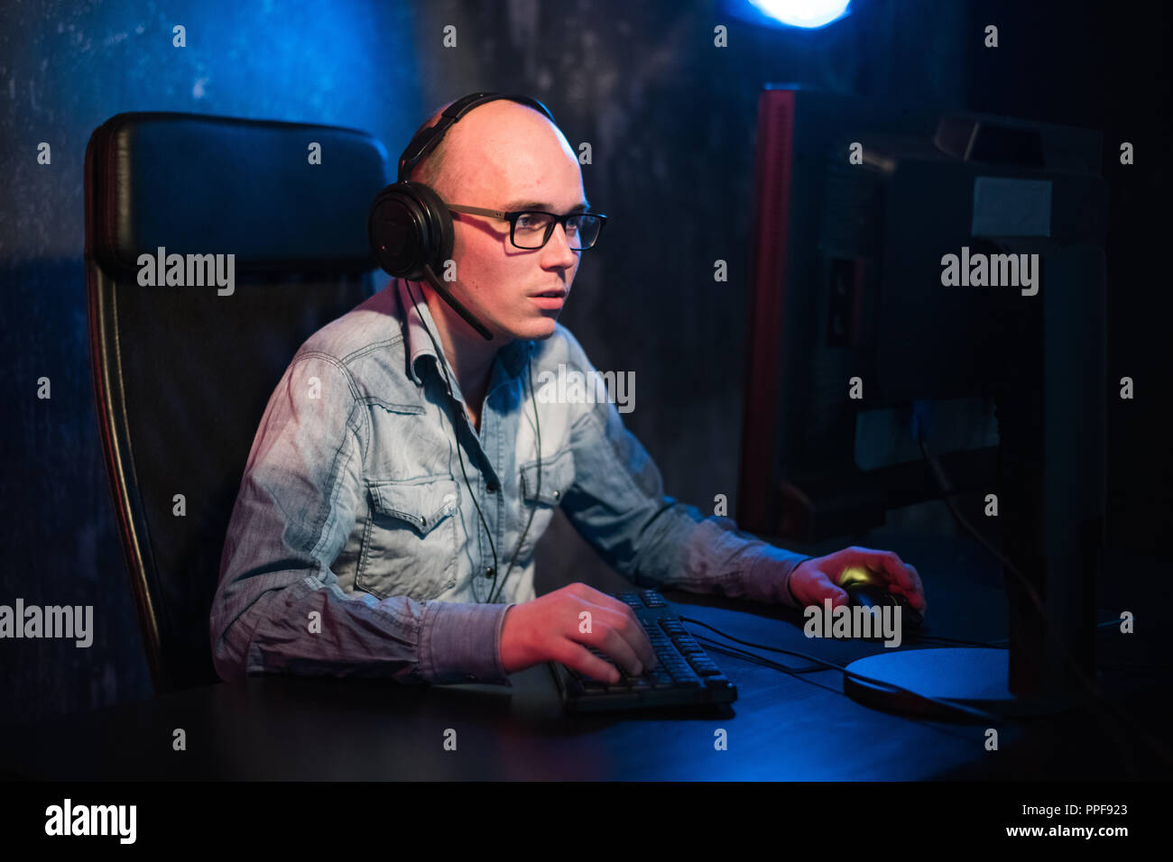 Man computer screen dark room hi-res stock photography and images - Alamy