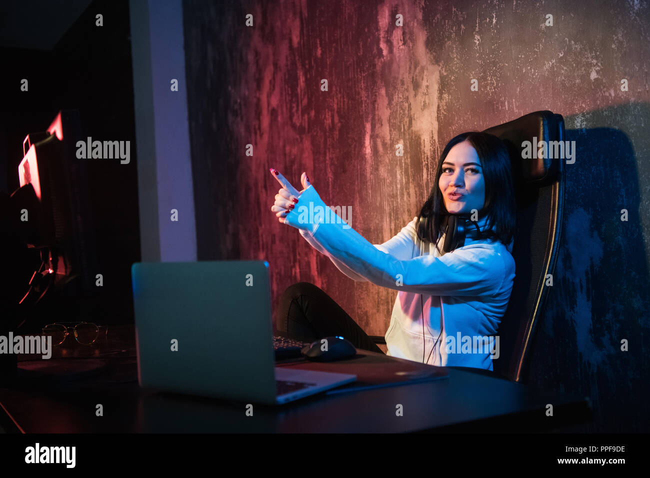 Korean girl computer screen hi-res stock photography and images - Alamy