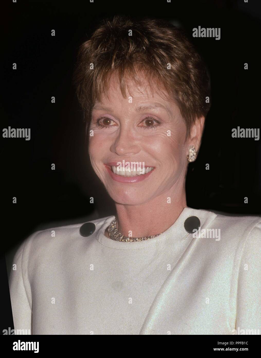 Mary Tyler Moore 1989 Photo By John Barrett/PHOTOlink Stock Photo - Alamy