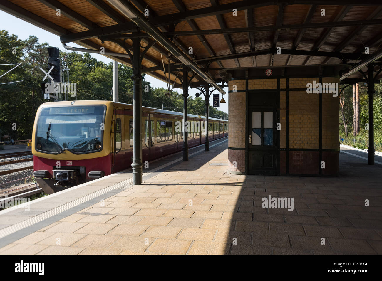 Menschen bahnsteig hi-res stock photography and images - Alamy