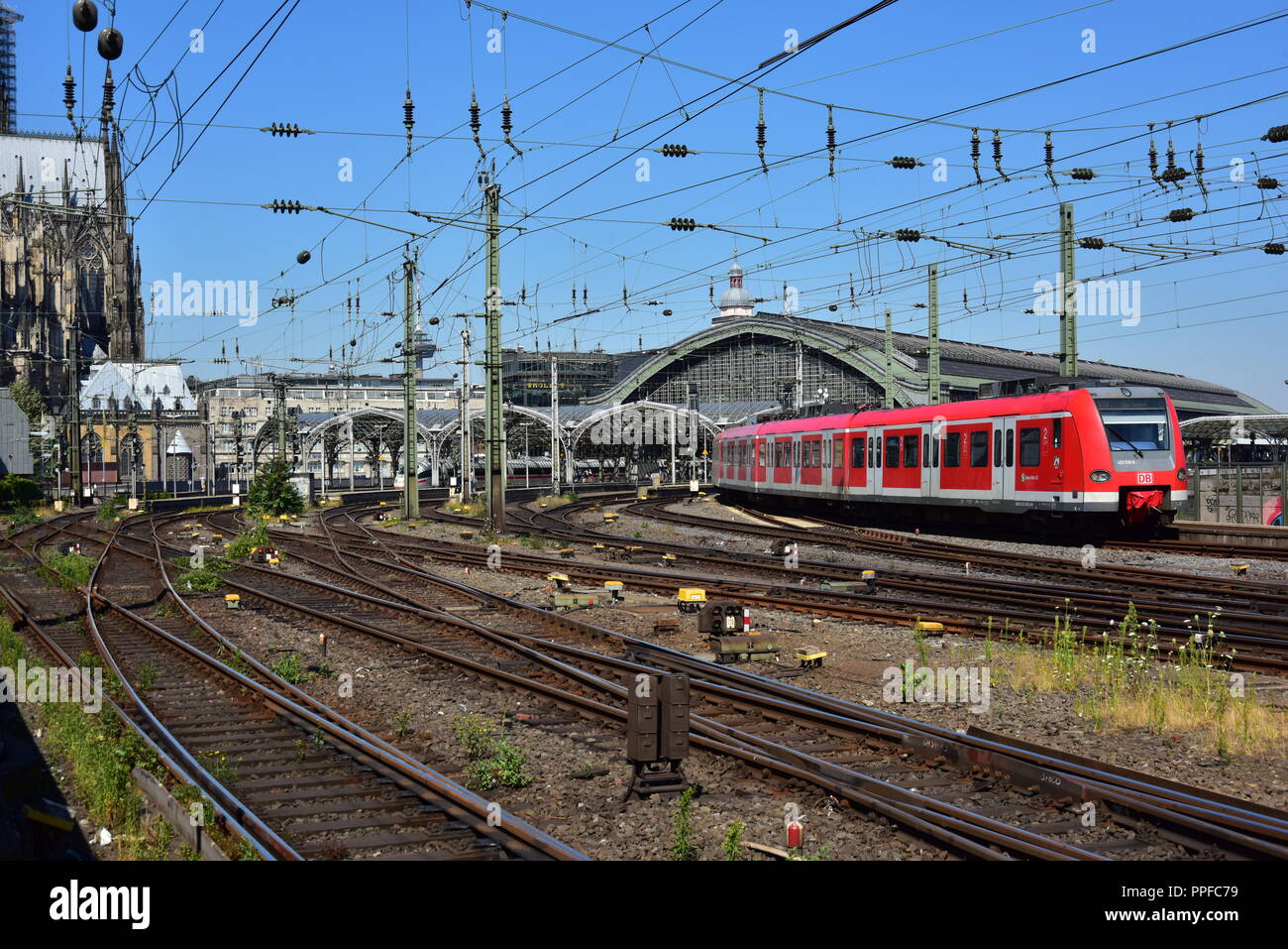Bahnsteig im hauptbahnhof hi-res stock photography and images - Alamy