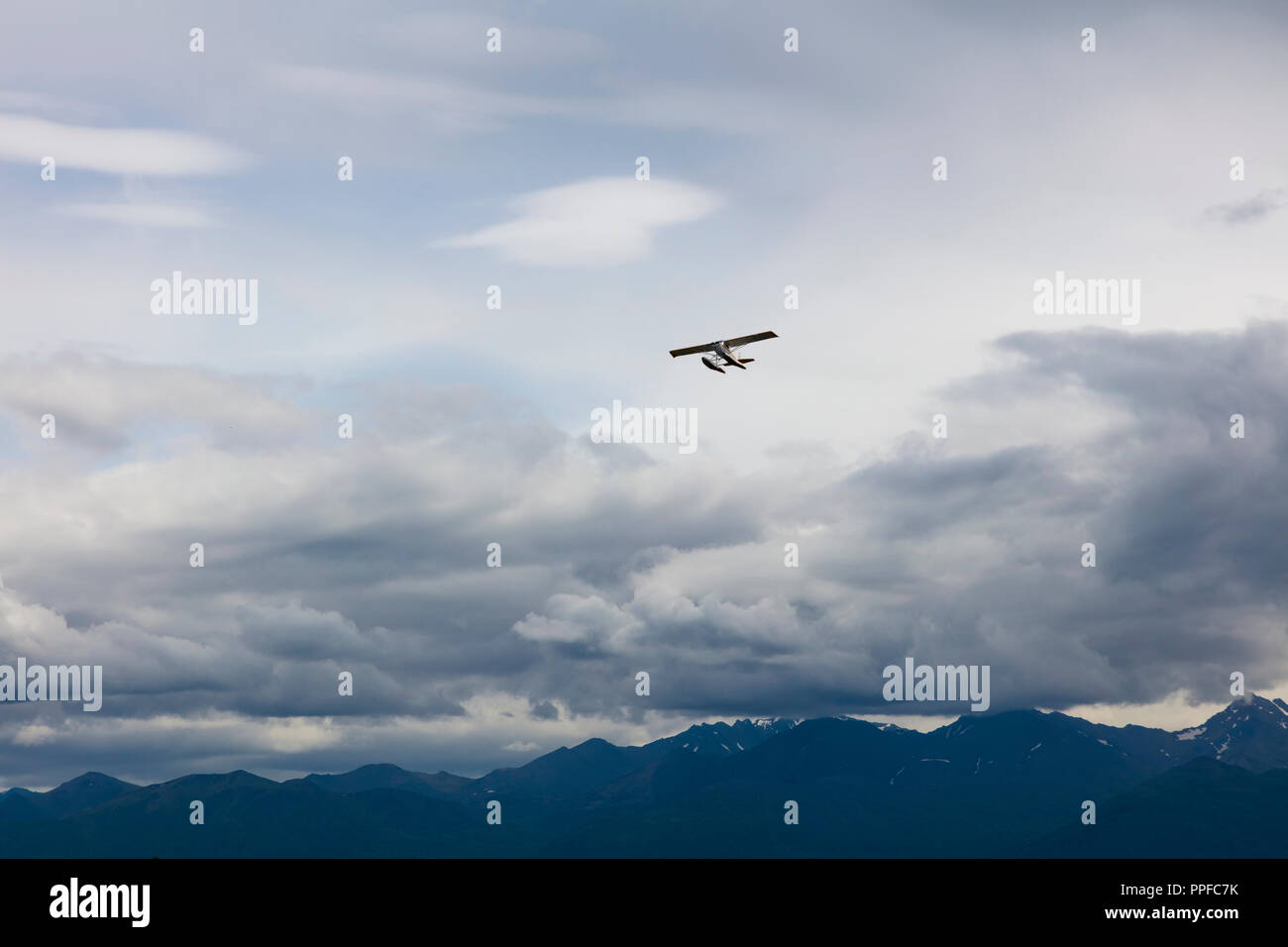 Seaplane or floatplane flying over Lake Hood Seaplane Base the world's ...