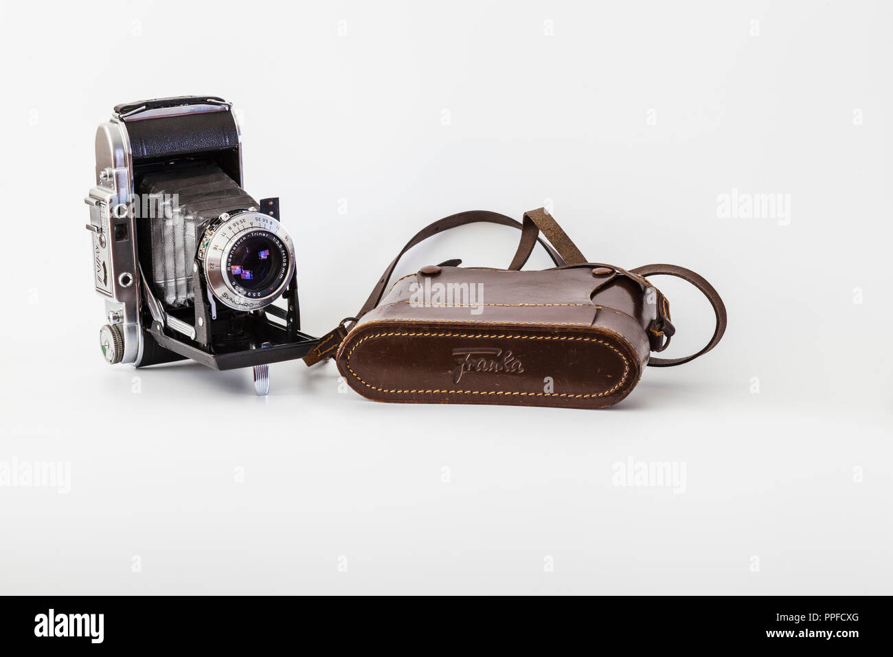 Vintage camera case hi-res stock photography and images - Alamy