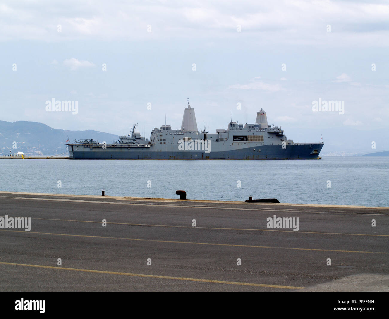 Uss new york lpd 21 hi-res stock photography and images - Alamy