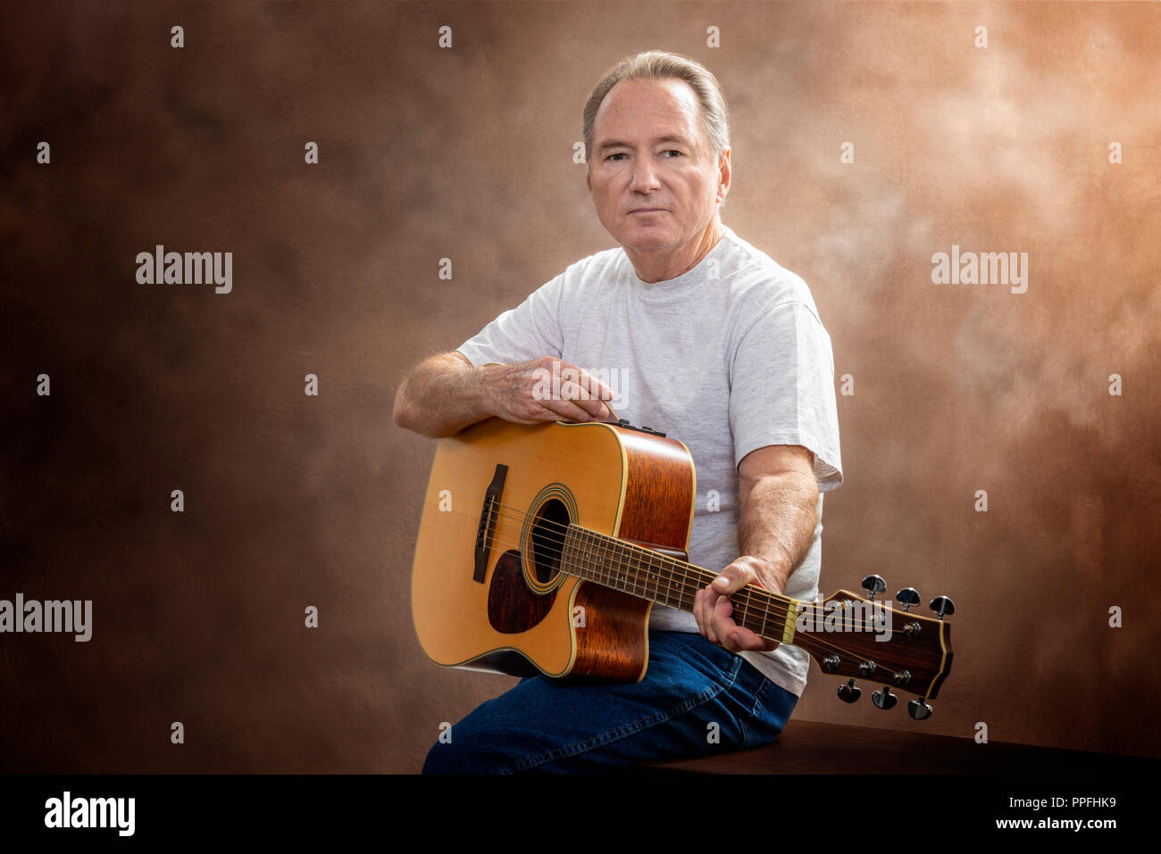 Old guitar player hi-res stock photography and images - Alamy