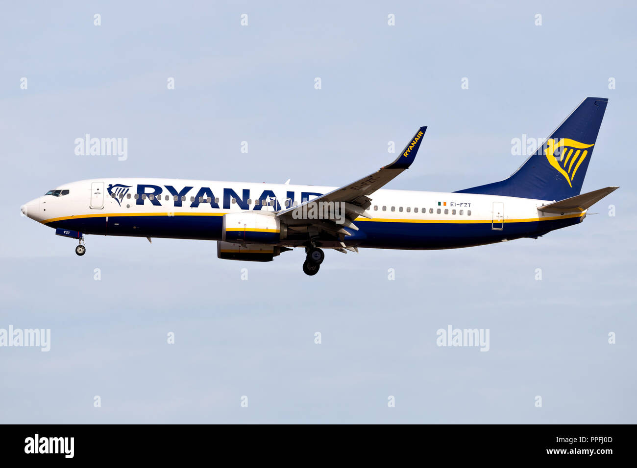 Boeing 737 800 landing gear hi-res stock photography and images - Alamy