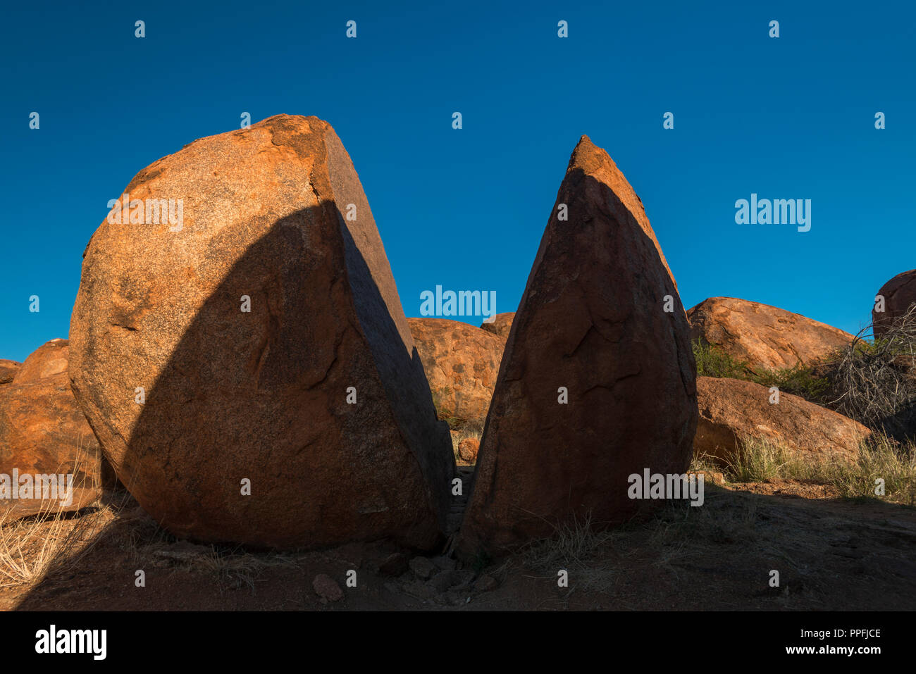 Outback australia round red rock hi-res stock photography and images ...