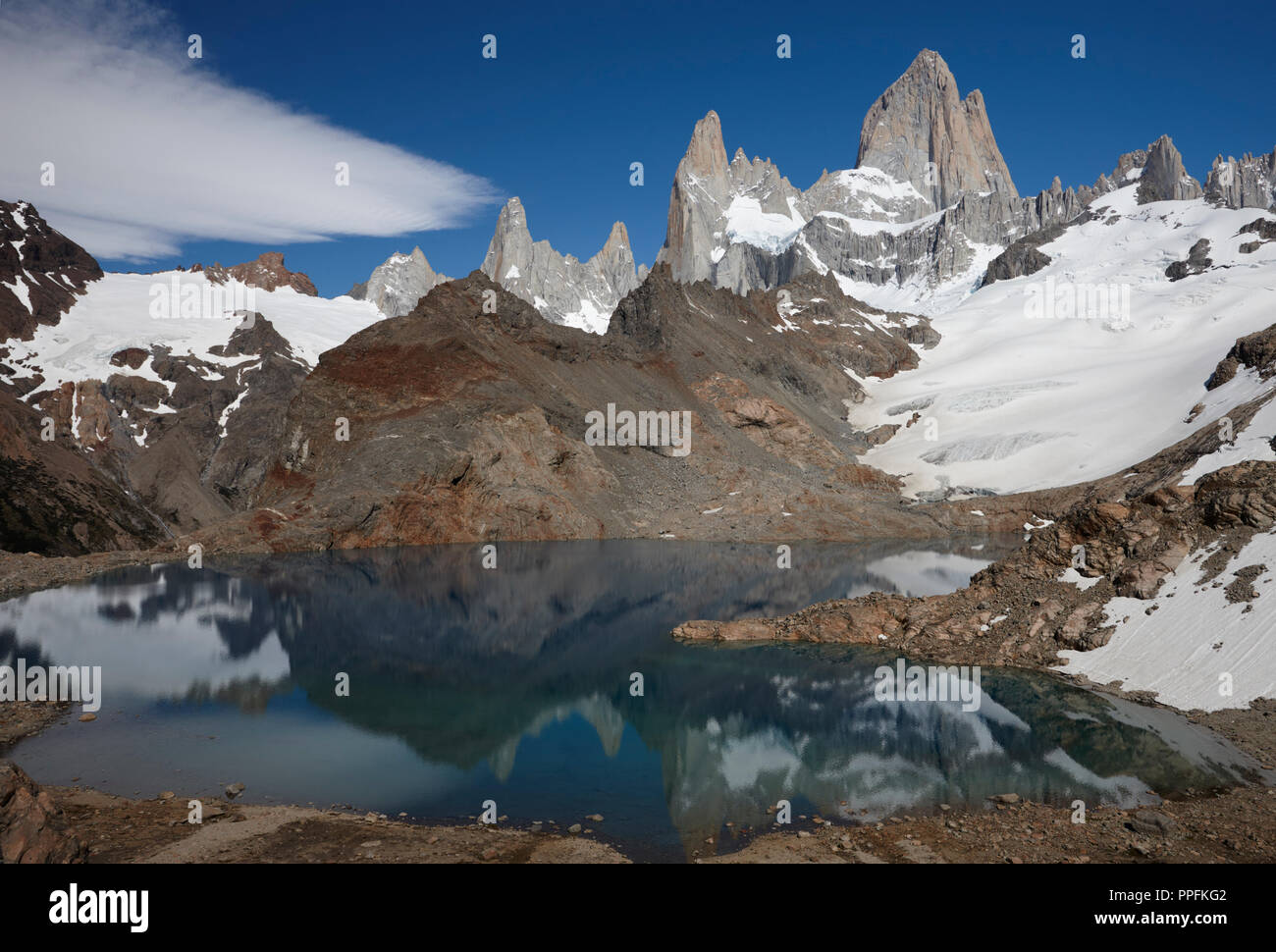 Laguna de Los Tres, behind it the Fitz Roy Massif, Los Glaciares ...