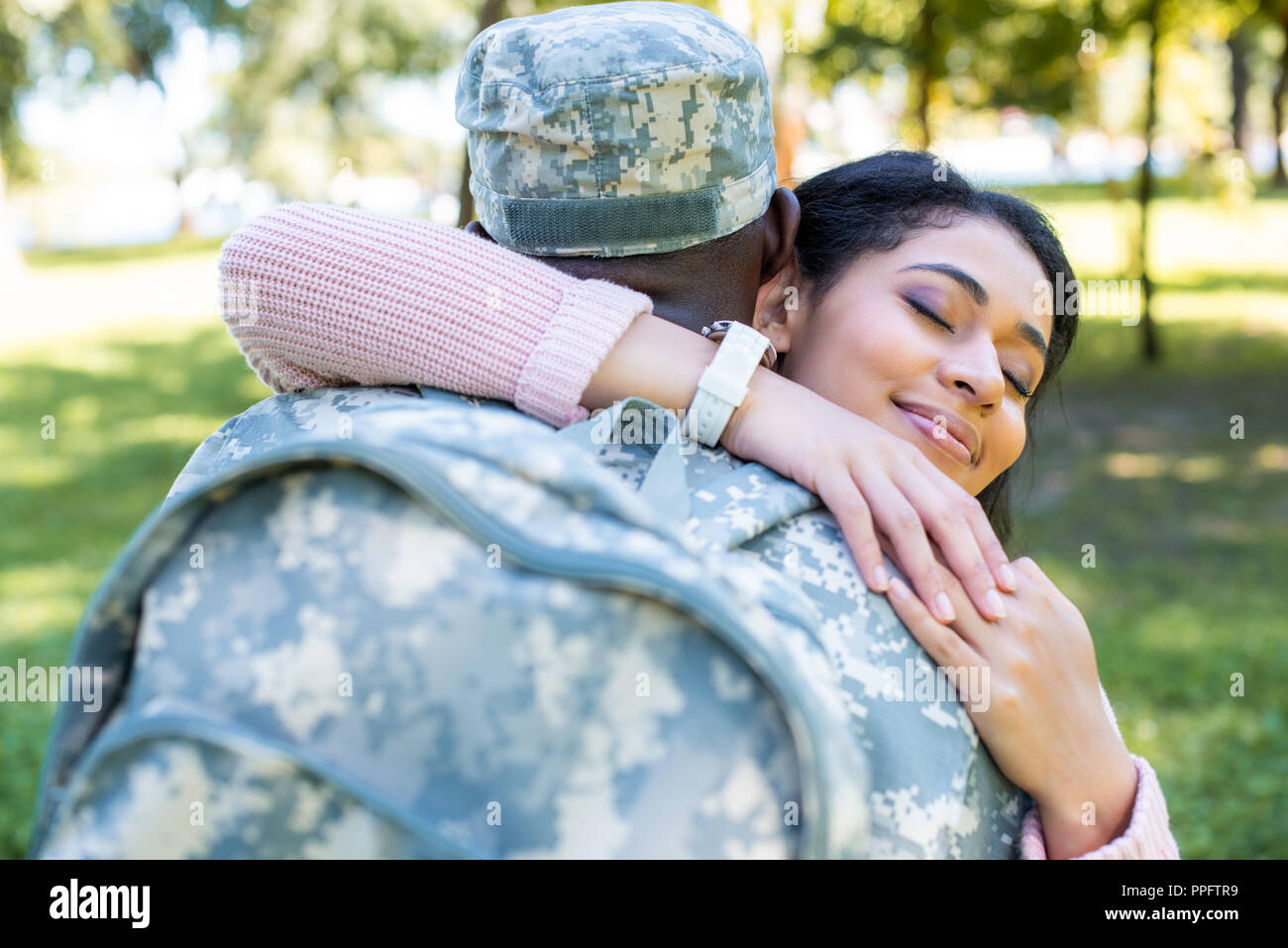Soldier and girlfriend hi-res stock photography and images - Alamy