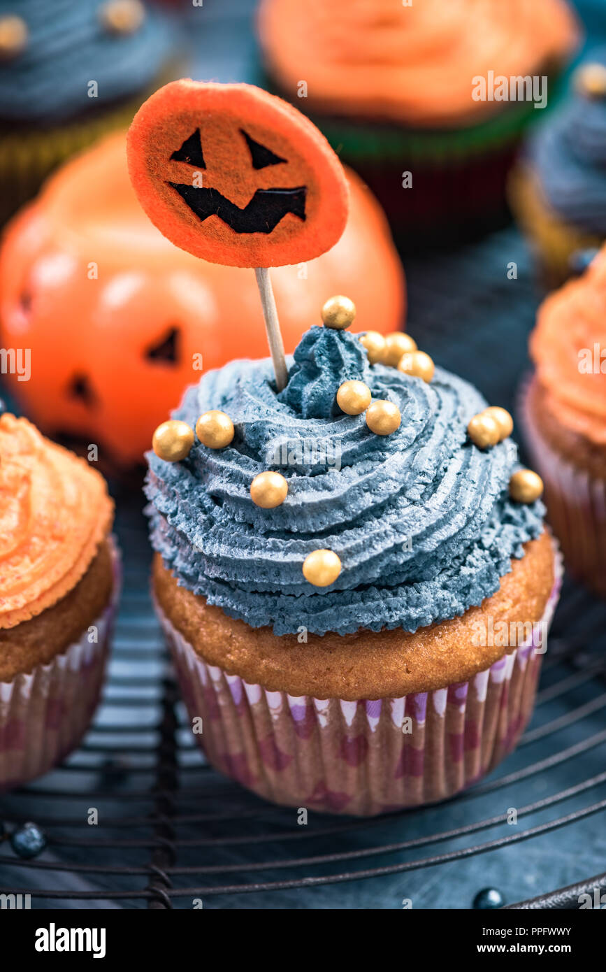 Scary cute halloween cupcakes hi-res stock photography and images - Alamy