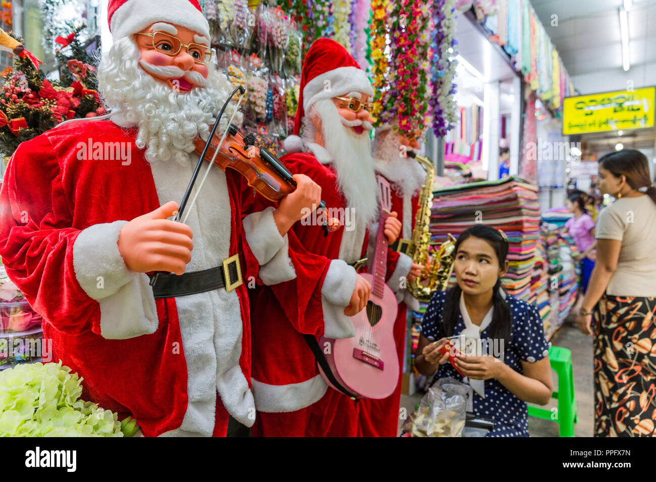 YANGON, MYANMAR -NOVEMBER 25, 2016 : people in shops stall of Bogyoke ...