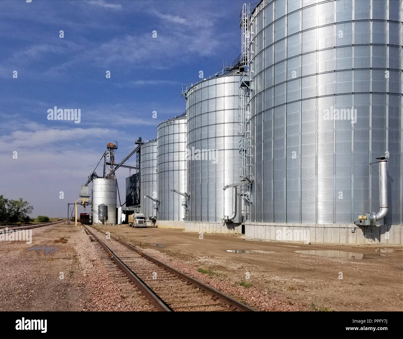 Grain elevator next to railroad tracks hi-res stock photography and ...