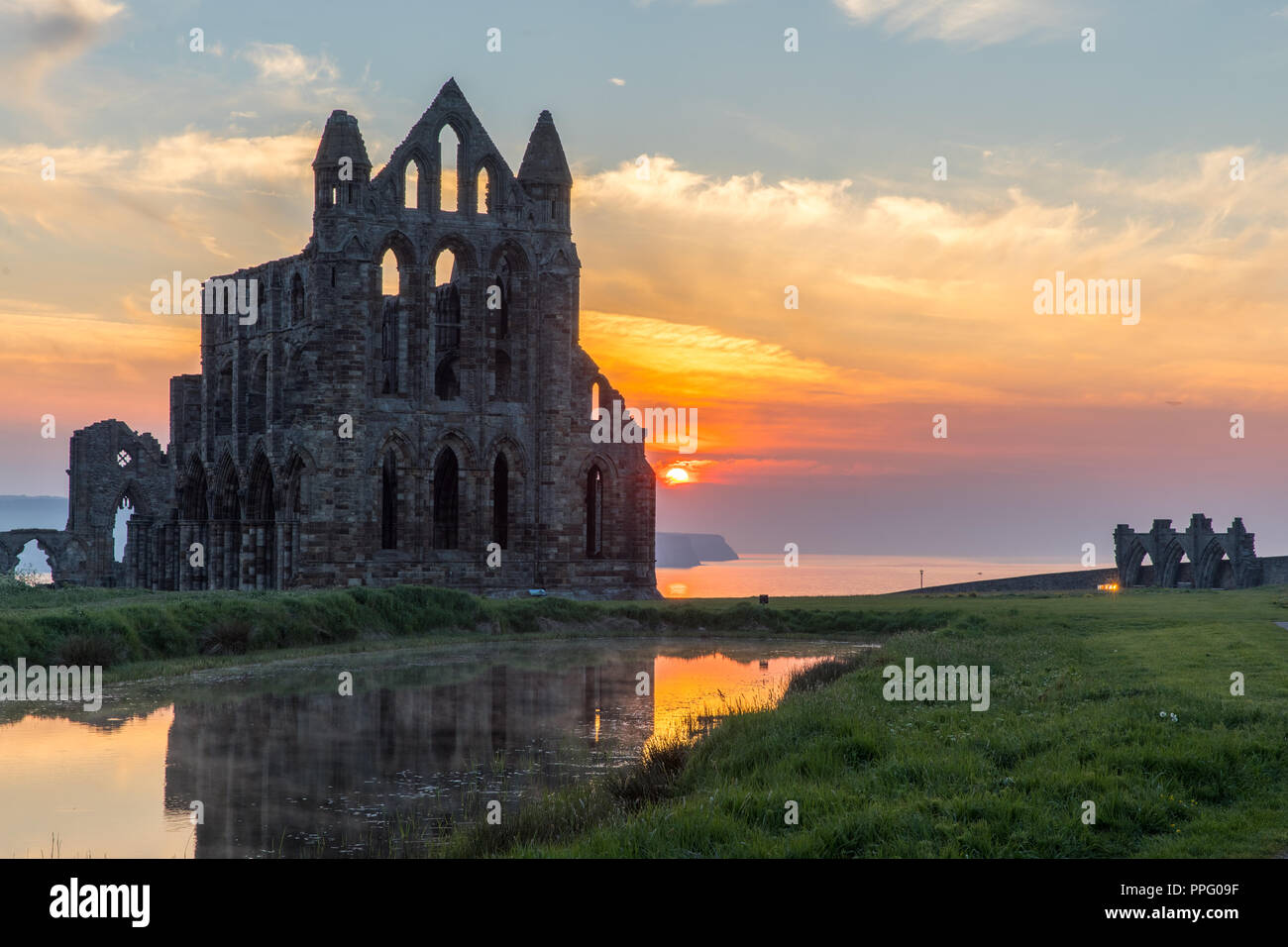 Sunset an der Whitby Abbey Stock Photo - Alamy