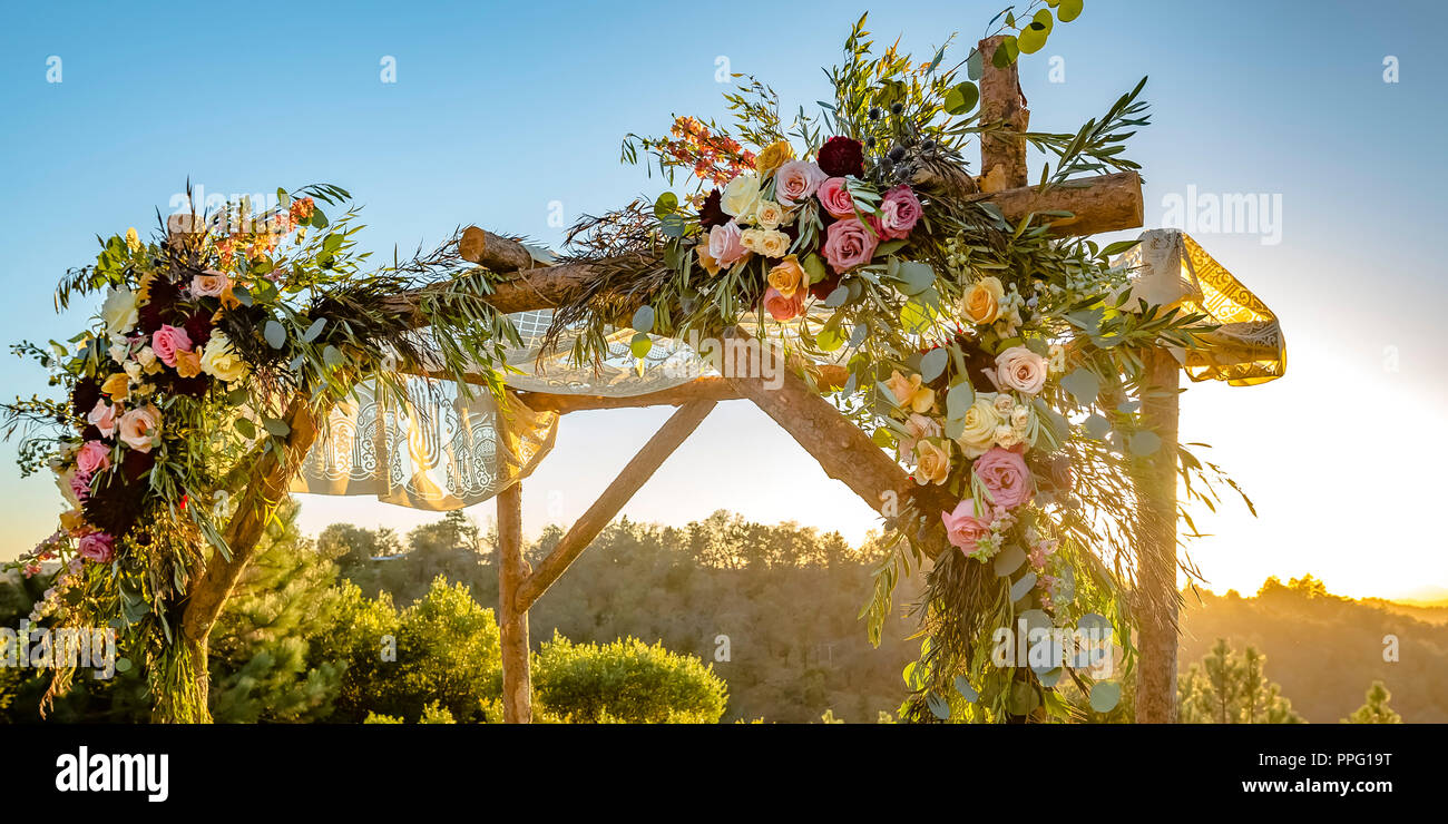 Chuppah hi-res stock photography and images - Alamy
